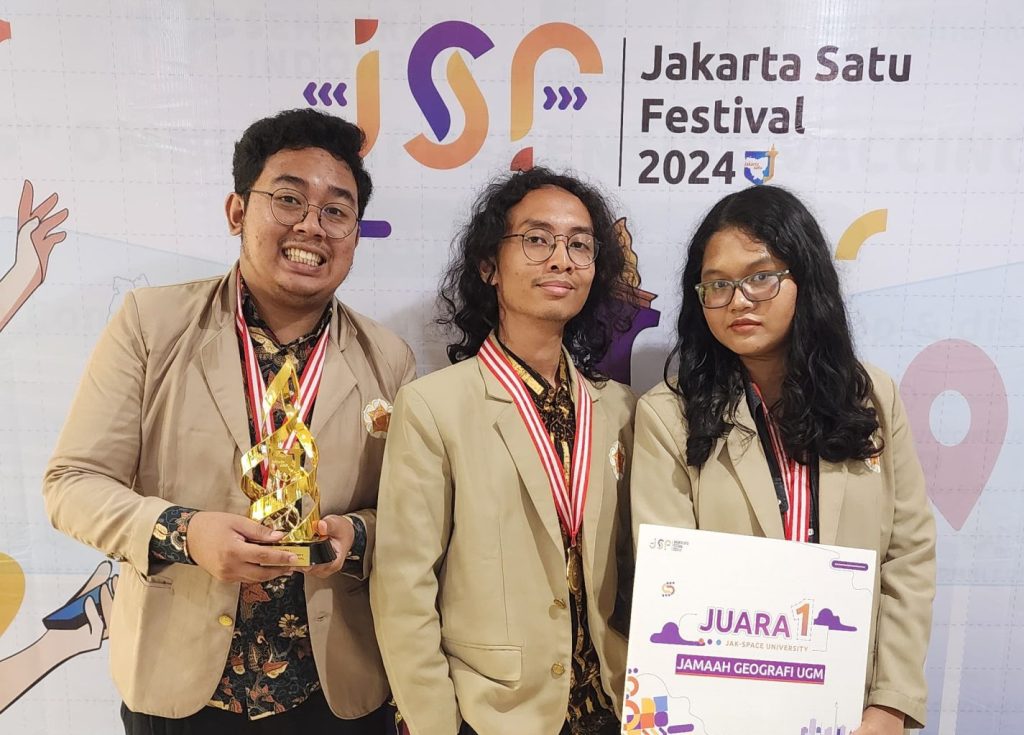 Angkat Isu Kebakaran di Jakarta, Tim Jamaah Geografi UGM Juara 1 Kompetisi Jak Space University ...